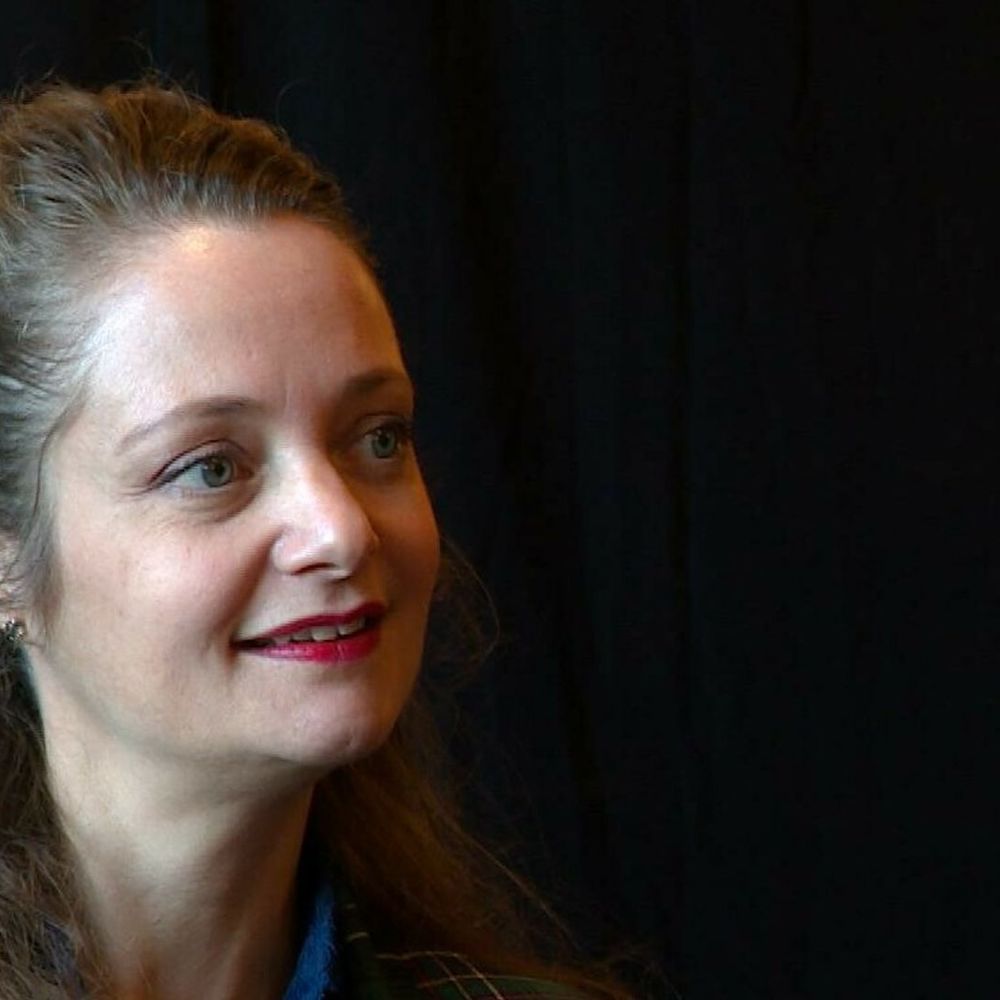 Theatermaakster Tet Rozendal zet persoonlijk drama om in universeel ...