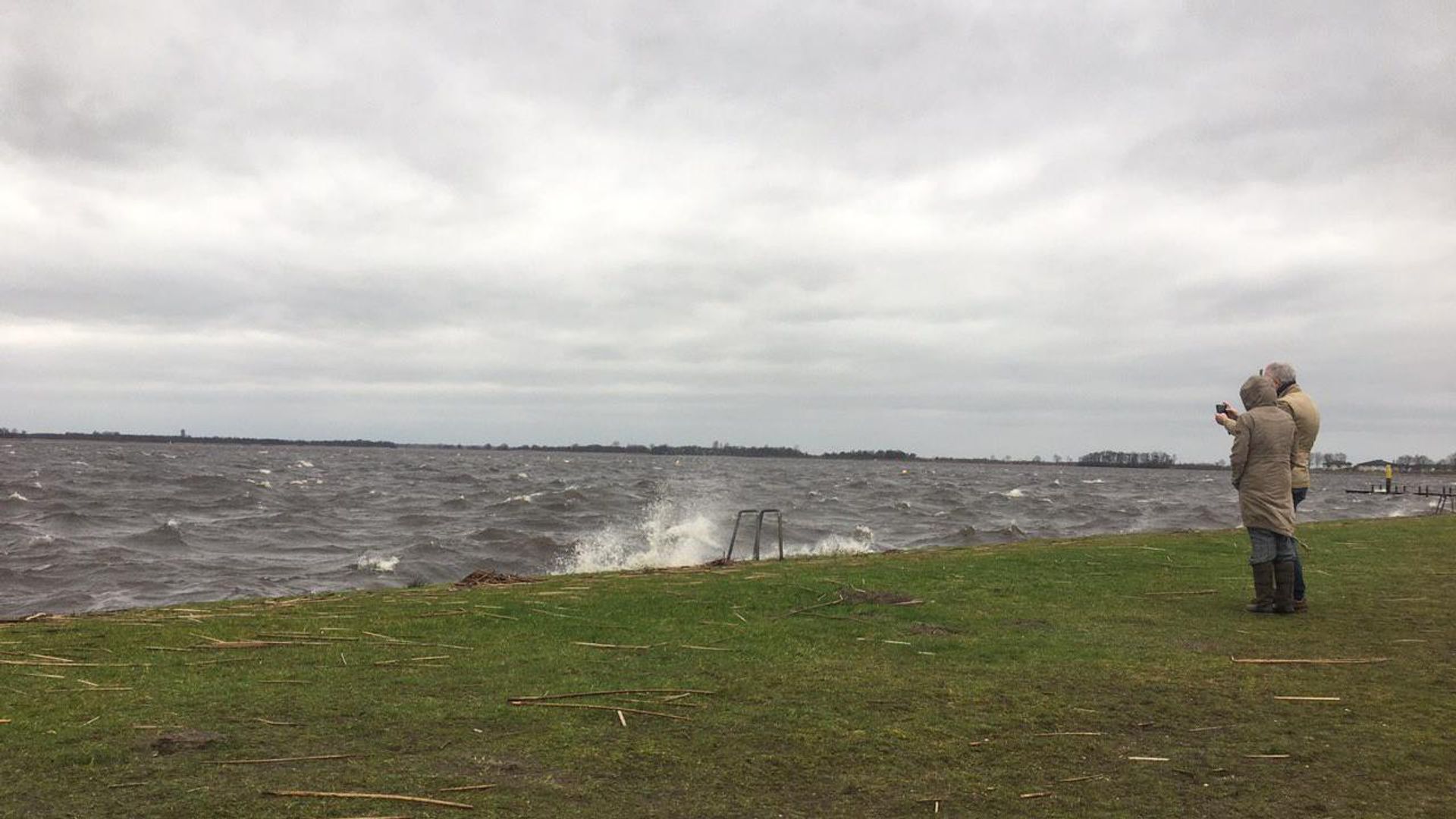 KNMI waarschuwt voor harde windstoten donderdag in Overijssel - Oost