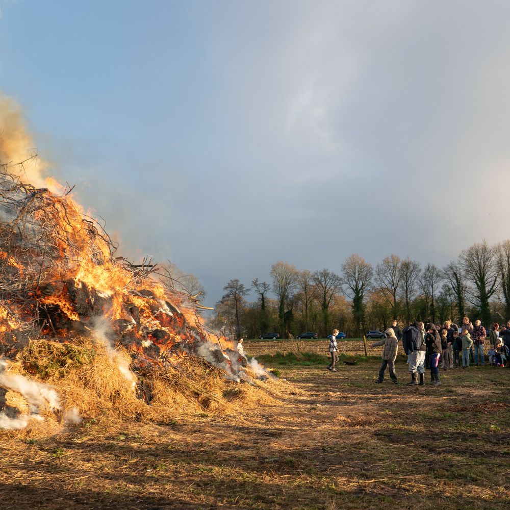 In Beeld: Paasvuren ontstoken - RTV Drenthe