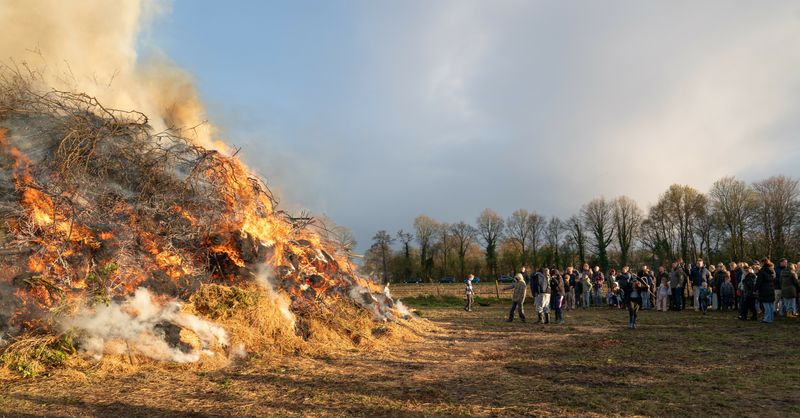 In Beeld: Paasvuren ontstoken - RTV Drenthe