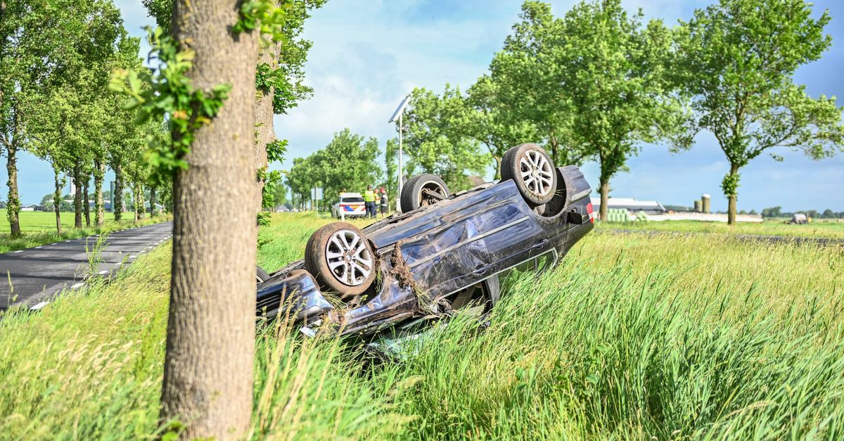 Auto slaat over de kop op de Strjitwei (N354) bij Tjerkgaast - Omrop ...