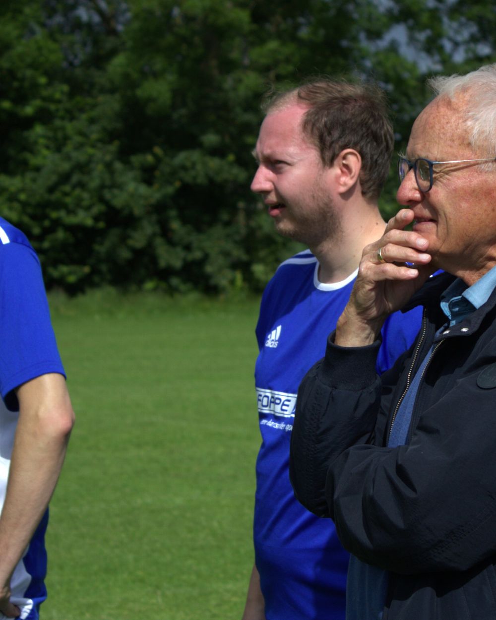 Hij stond er echt: Foppe de Haan eventjes coach van de Blue Birds uit ...