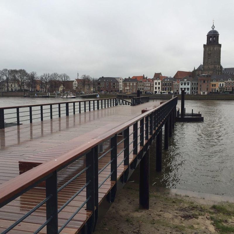 Deventer heeft historische schipbrugsteiger, maar pontje kan niet ...