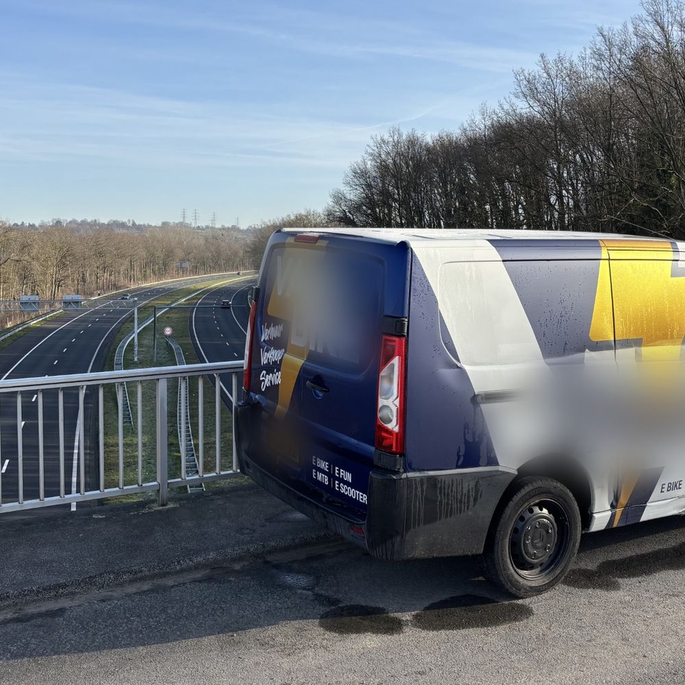 Bestelbus met bedrijfsnaam geparkeerd op viaduct over A79: Handige ...