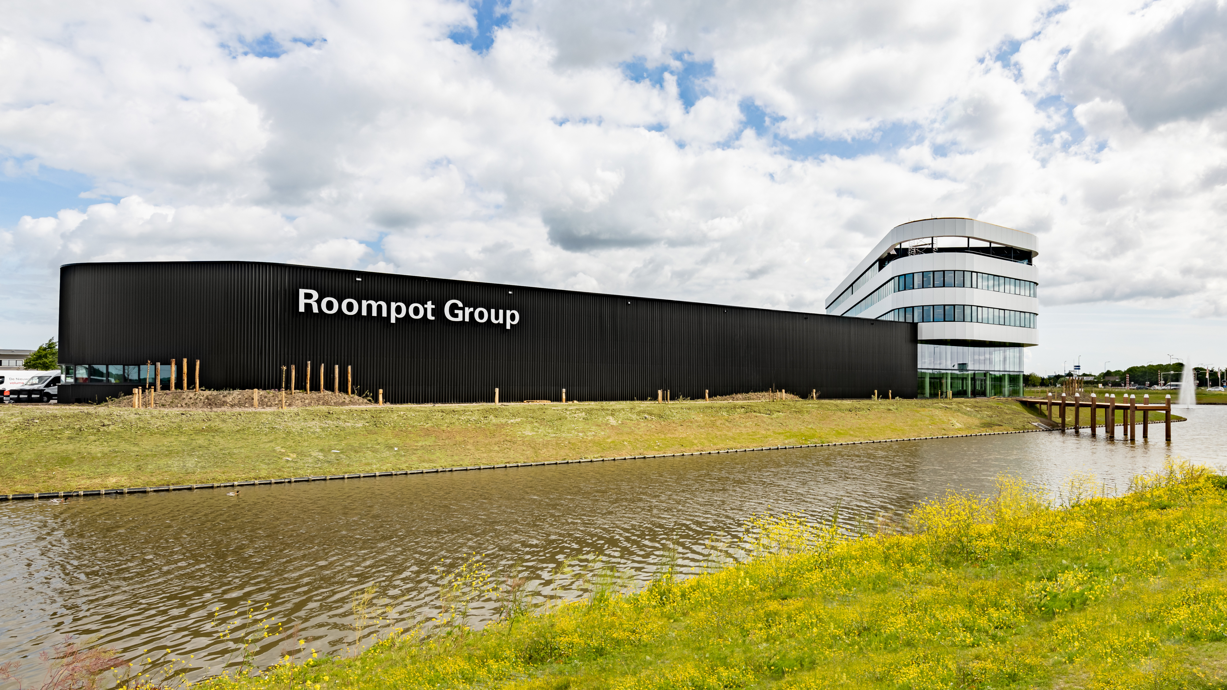 Personeel Roompot mag voorlopig vanuit Zeeland blijven werken - Omroep ...