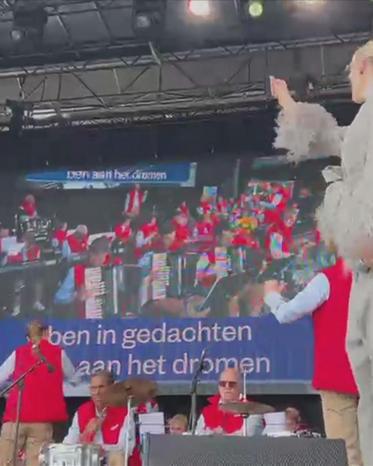 Jostiband met Maan op podia - Omroep West