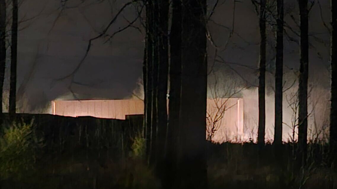 Brand bij bedrijf met houten pallets in Axel - Omroep Zeeland