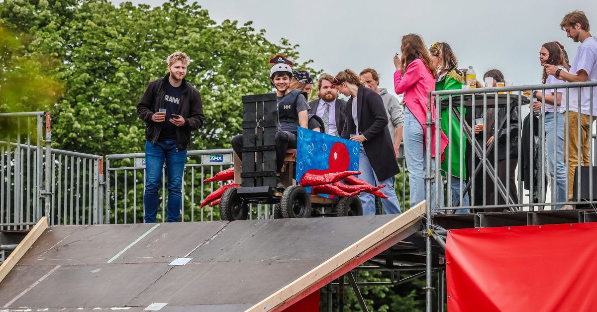 Snel naar de bel en valpartijen tijdens Glibberbal: 'Heb er een nat pak ...