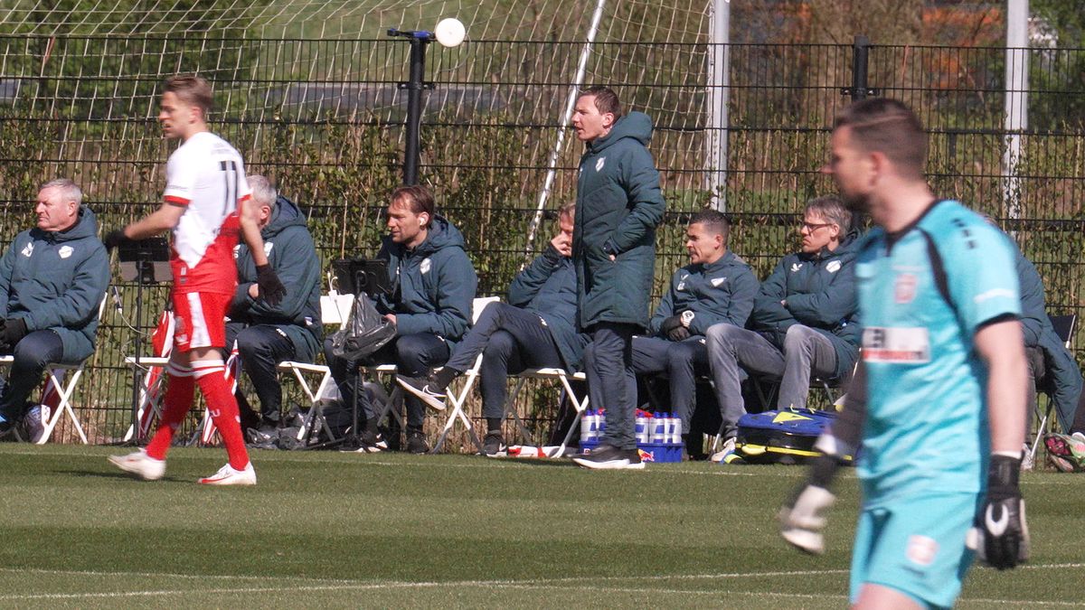 Assistent-trainer Kevin van Veen leidt FC Utrecht bij zijn examen naar ...