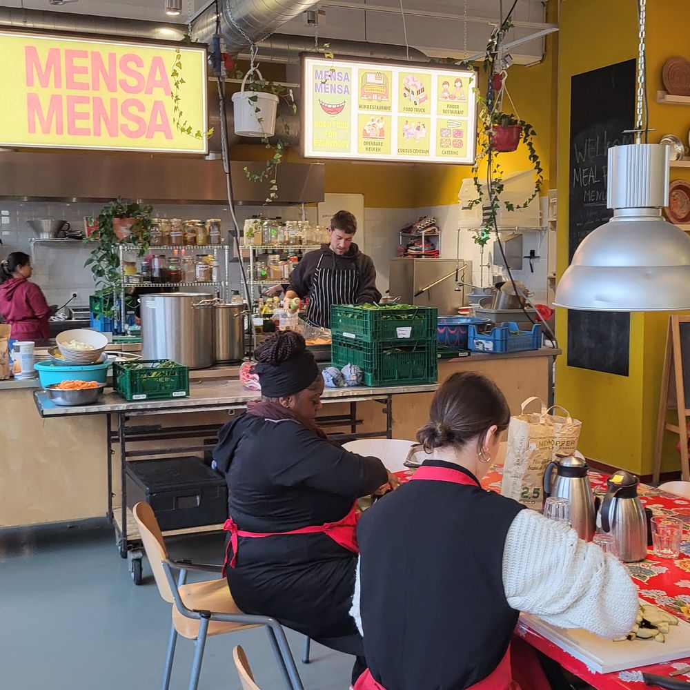Bij deze kantine krijg je voor 5 euro een bord vol eten: 'Je mag altijd ...