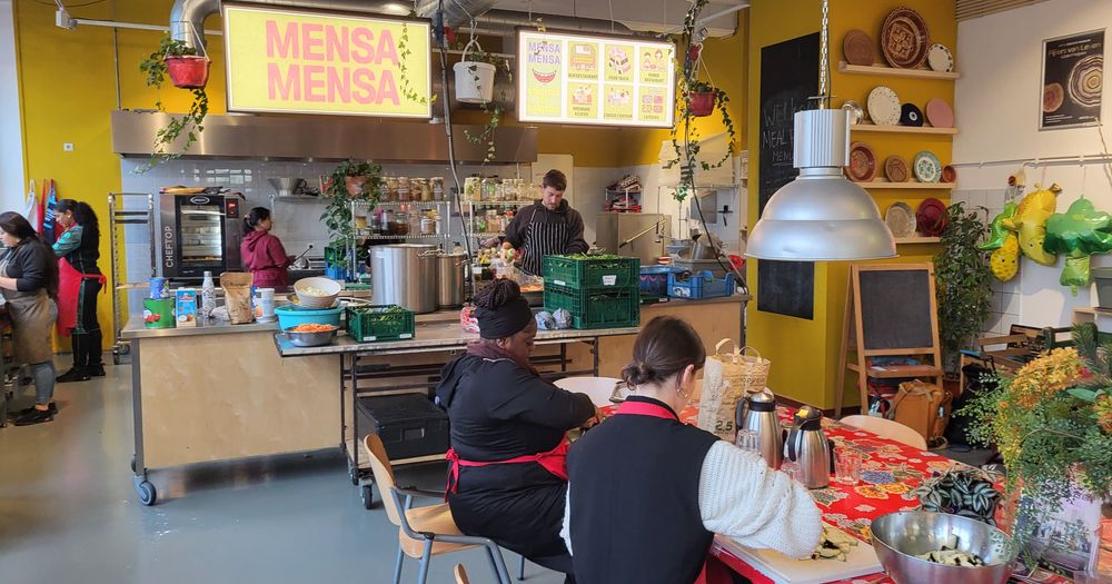 Bij deze kantine krijg je voor 5 euro een bord vol eten: 'Je mag altijd ...