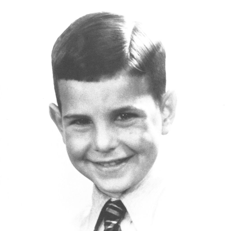 Kleine Sallo ontsnapt onder de rokken van een non aan het ...