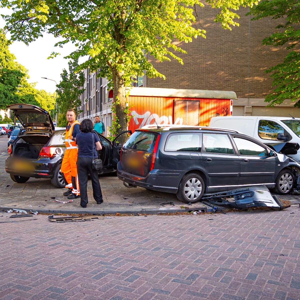 Betrokkene rent weg na aanrijding met vier voertuigen | Meerdere ...