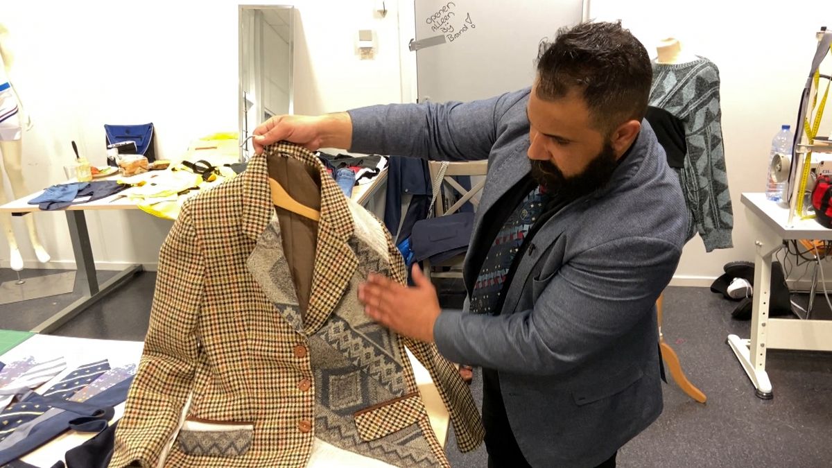 Mohammad laat een colbert van eigen design zien - Rijnmond