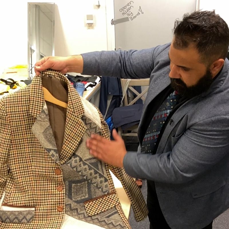Mohammad laat een colbert van eigen design zien - Rijnmond