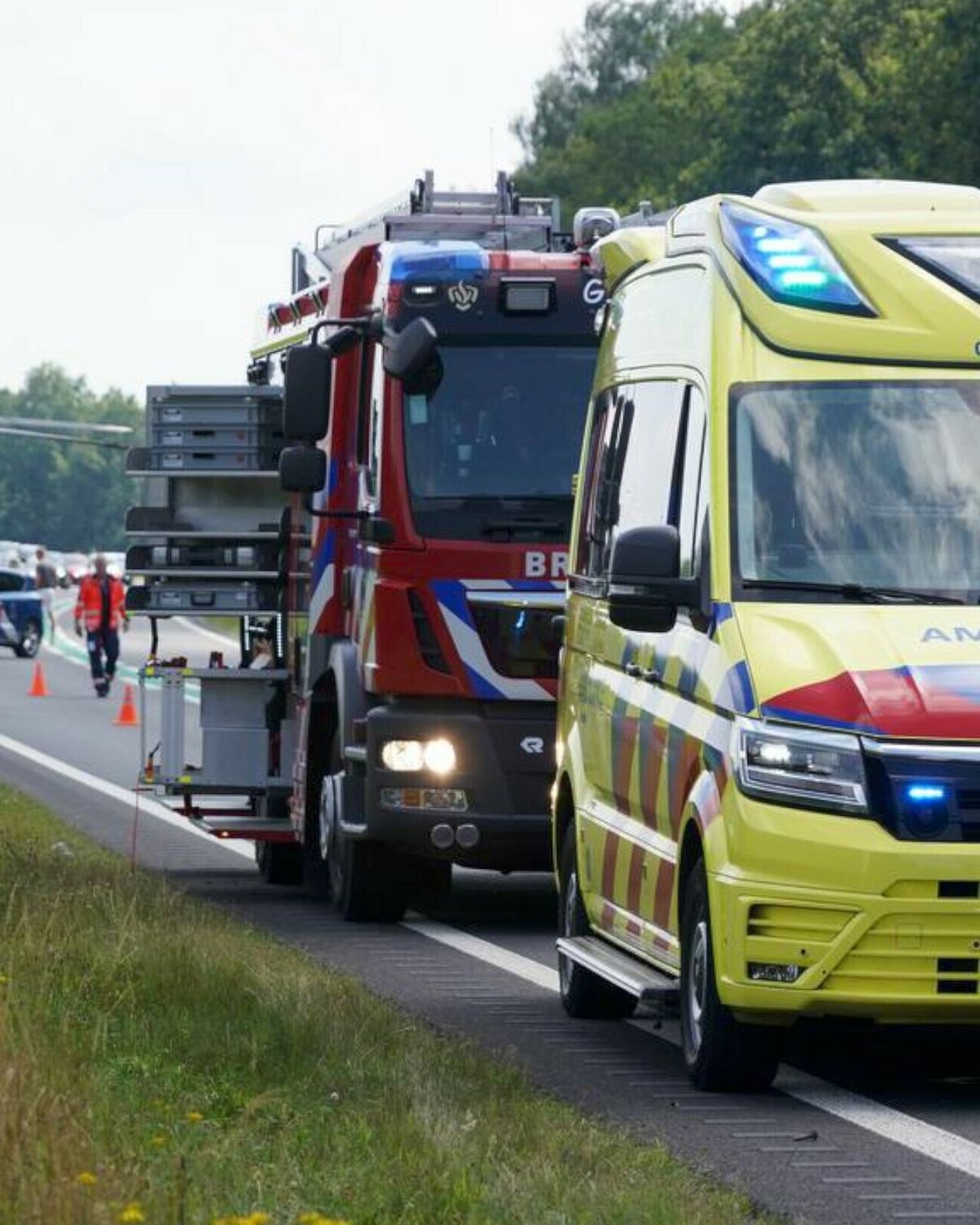 Zwaar ongeluk met meerdere auto's op N34 bij Annen: vrouw overleden ...