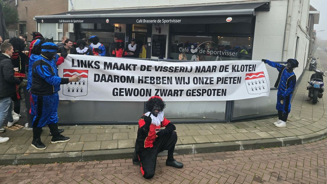 Tóch 'sinterklaasintocht' in Yerseke, met zwarte pieten - Omroep Zeeland
