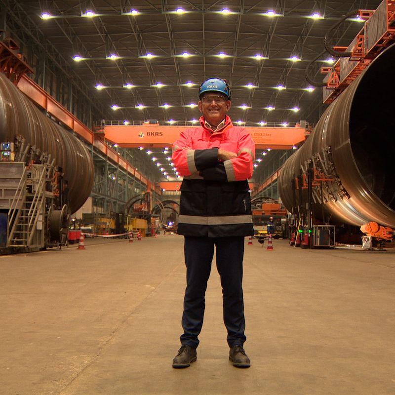 Deze havenman maakt enorme palen voor windmolens: ‘Je kan er een ...