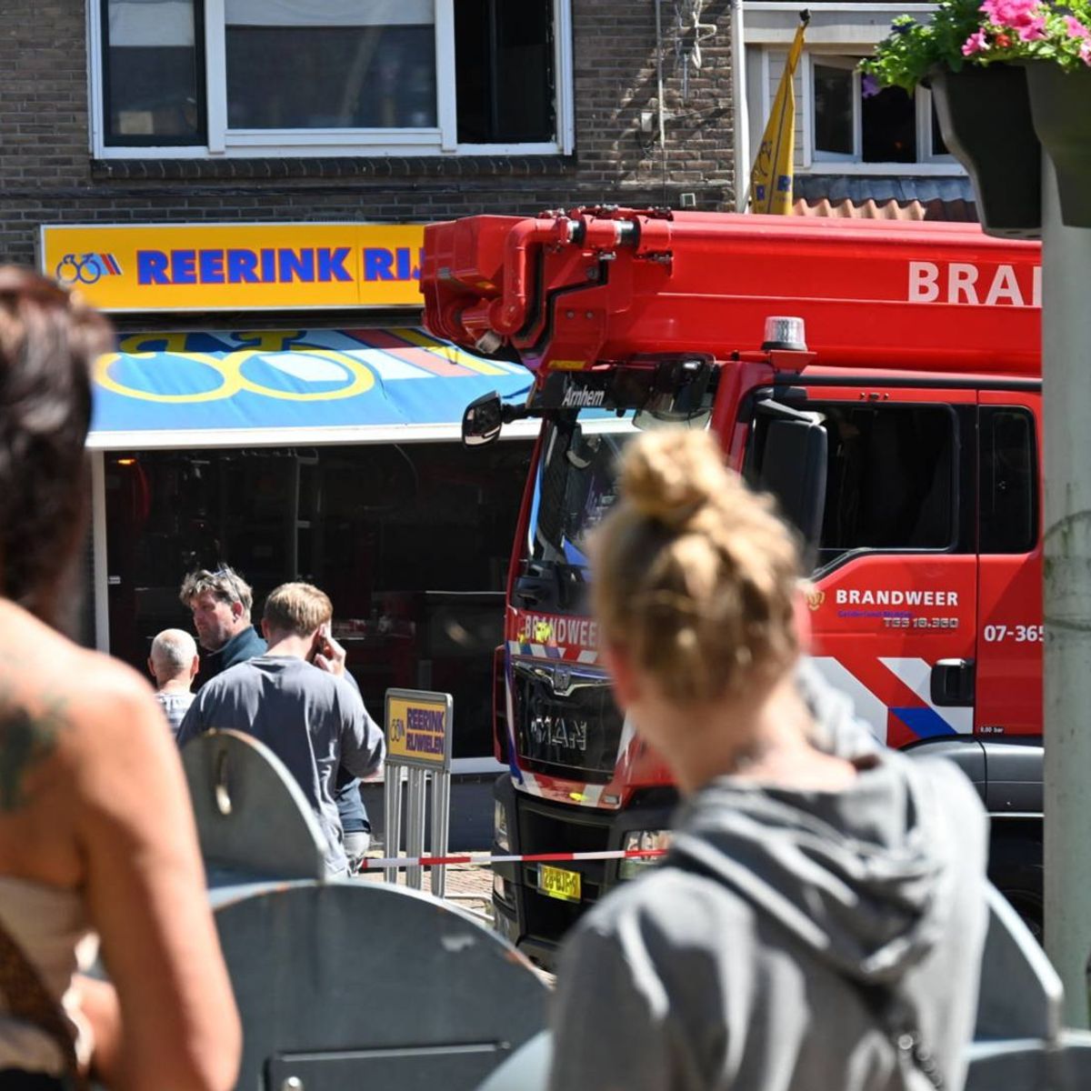Dikke rook en explosies: buurt in rep en roer na brand - Omroep Gelderland