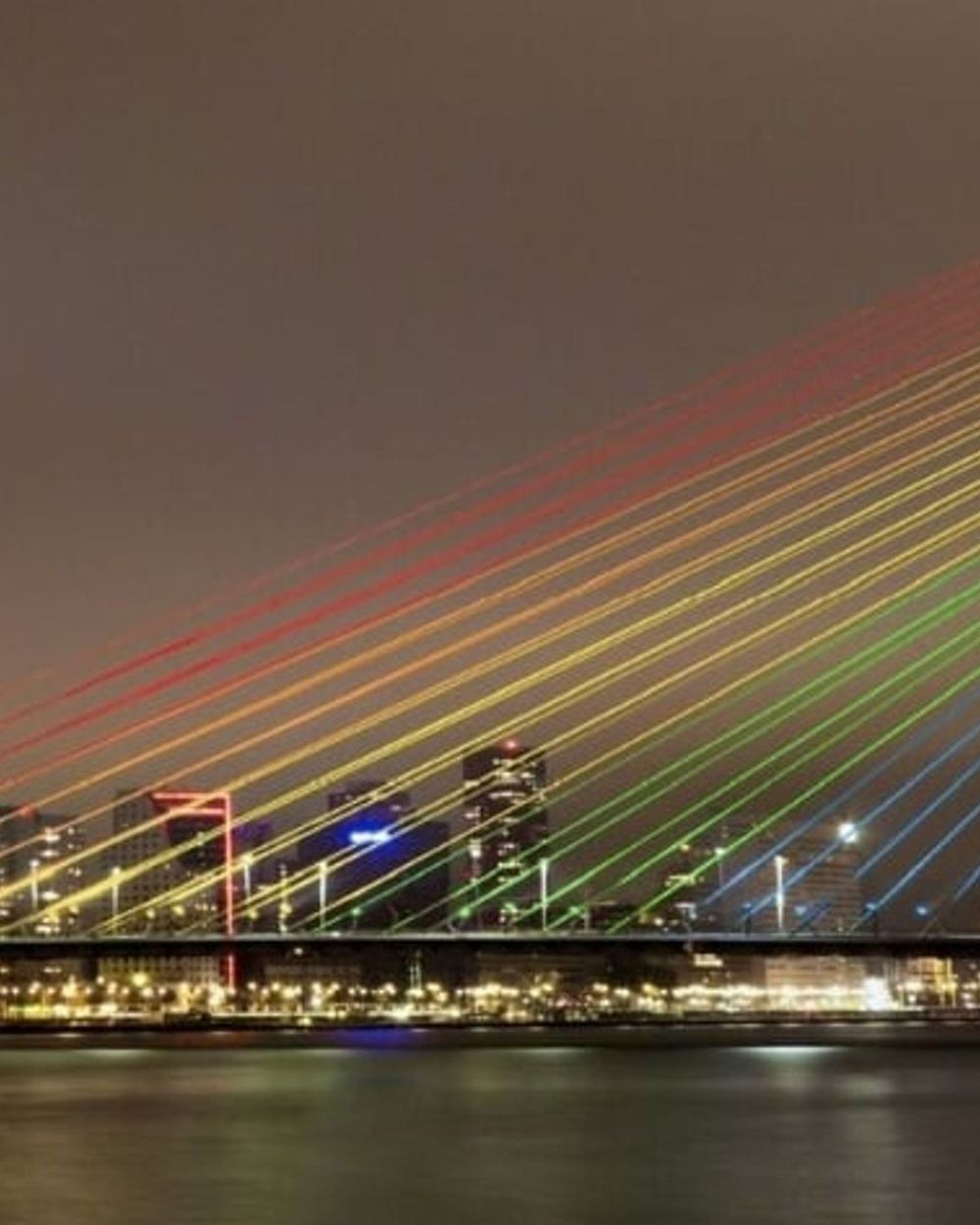Rotterdam leeft mee na aanslag in Oslo, Erasmusbrug licht op in ...