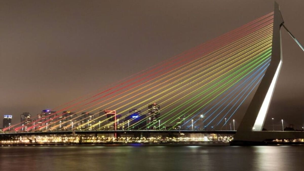 Rotterdam leeft mee na aanslag in Oslo, Erasmusbrug licht op in ...