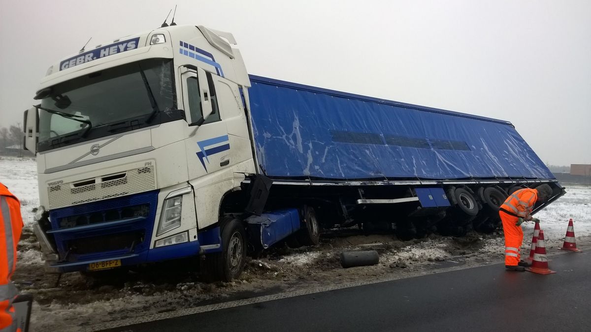 Tientallen ongelukken door gladheid [video] - RTV Drenthe
