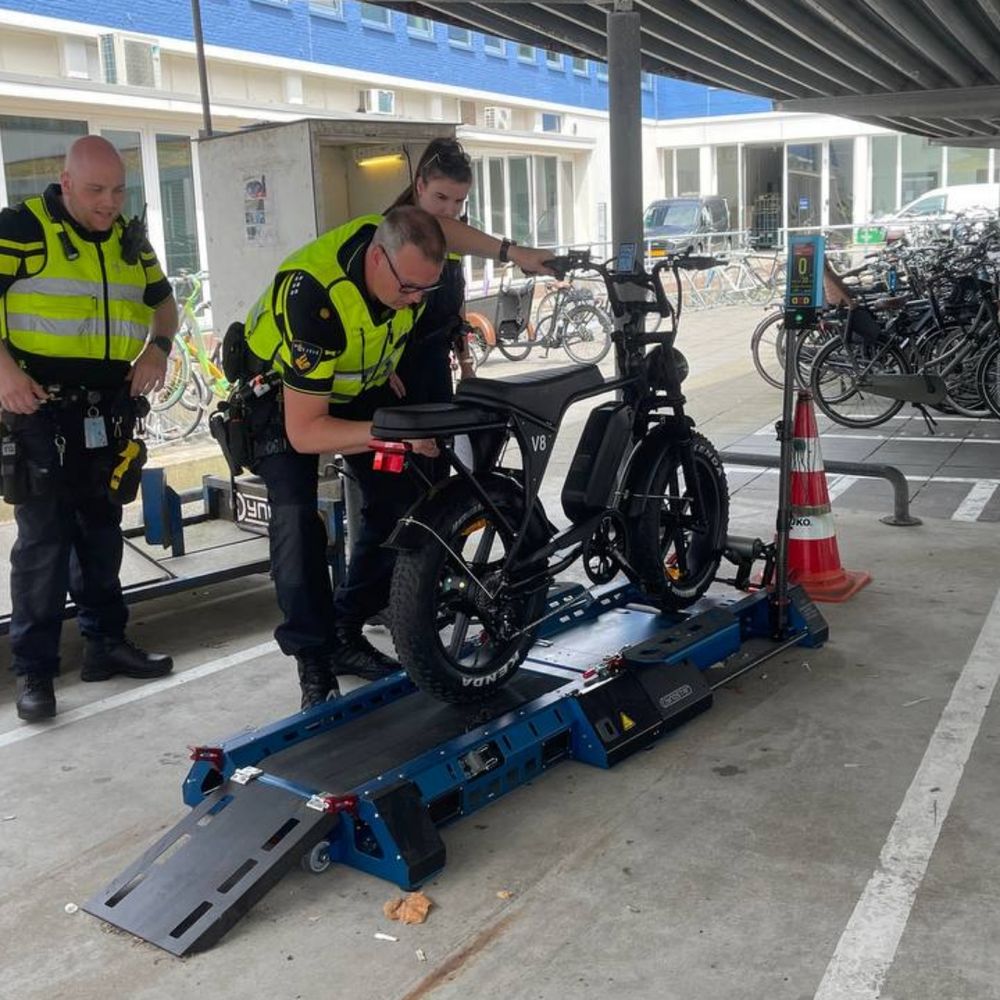 Jongeren op opgevoerde fatbikes bron van ergernis, politie pakt probleem aan: 'Ouders, praat met ...