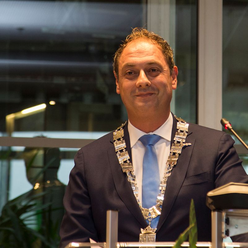 Burgemeester Bouwmeester legt vanwege gezondheidsredenen werk tijdelijk ...