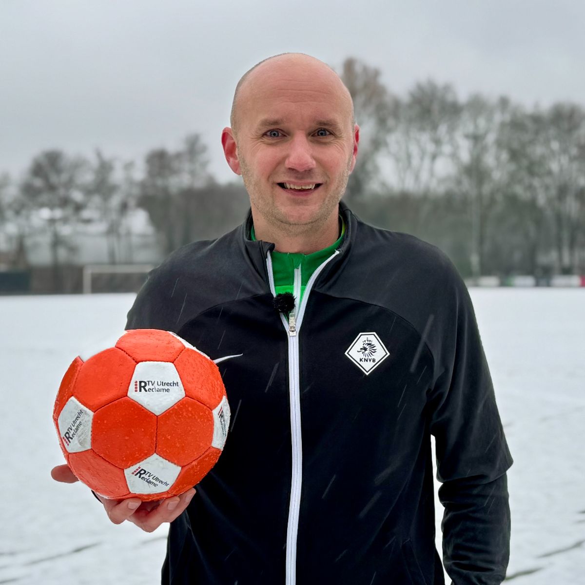 Scheidsrechter Michael grijpt net naast prijs, maar fluit vrolijk ...