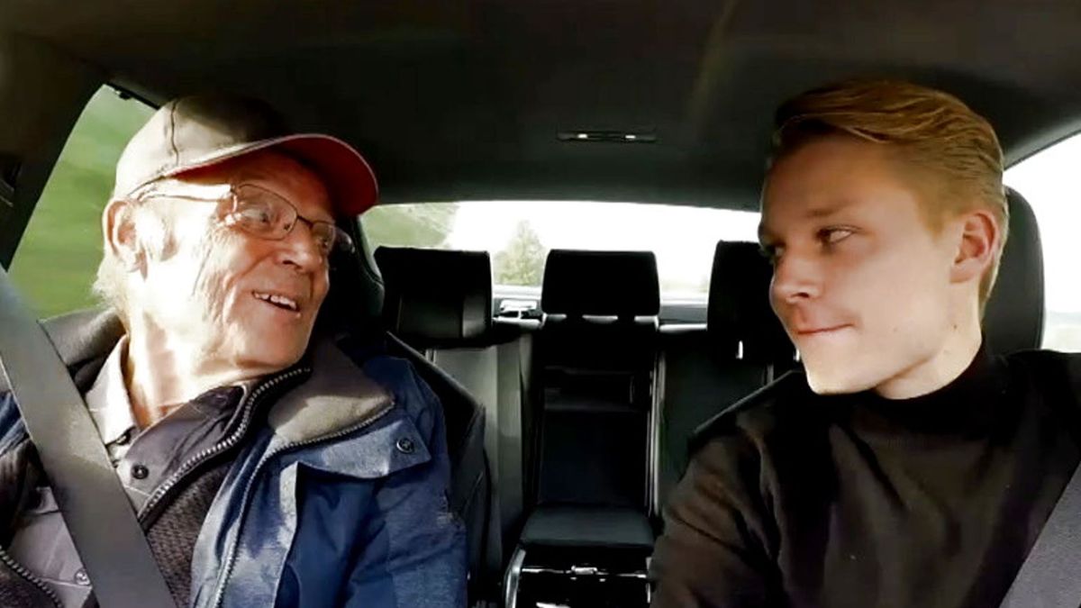 Aanvoerder Jelmer Jonker verrast 80-jarige Mister DOS'46 - RTV Drenthe Aanvoerder Jelmer Jonker verrast 80-jarige Mister DOS'46 - RTV Drenthe