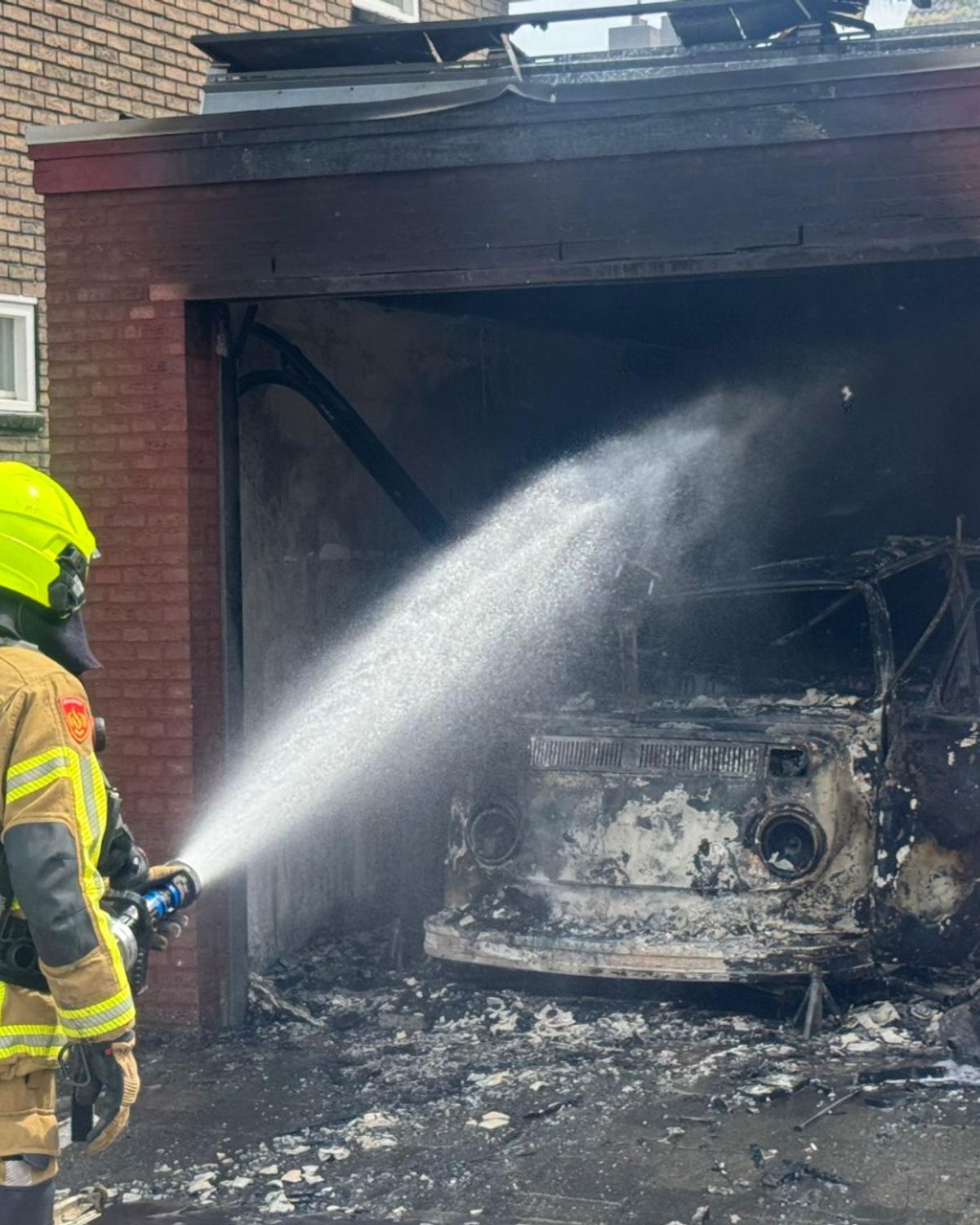 Brand in garagebox: oldtimer gaat in vlammen op - L1 Nieuws