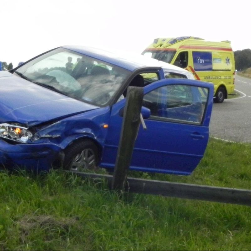 Auto's zwaar beschadigd bij ongeluk Gramsbergen - Oost