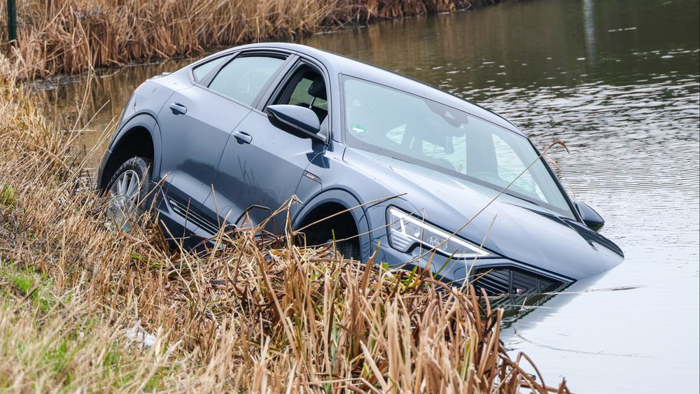 Auto vliegt uit de bocht op polderweg en komt in water terecht - Omroep ...