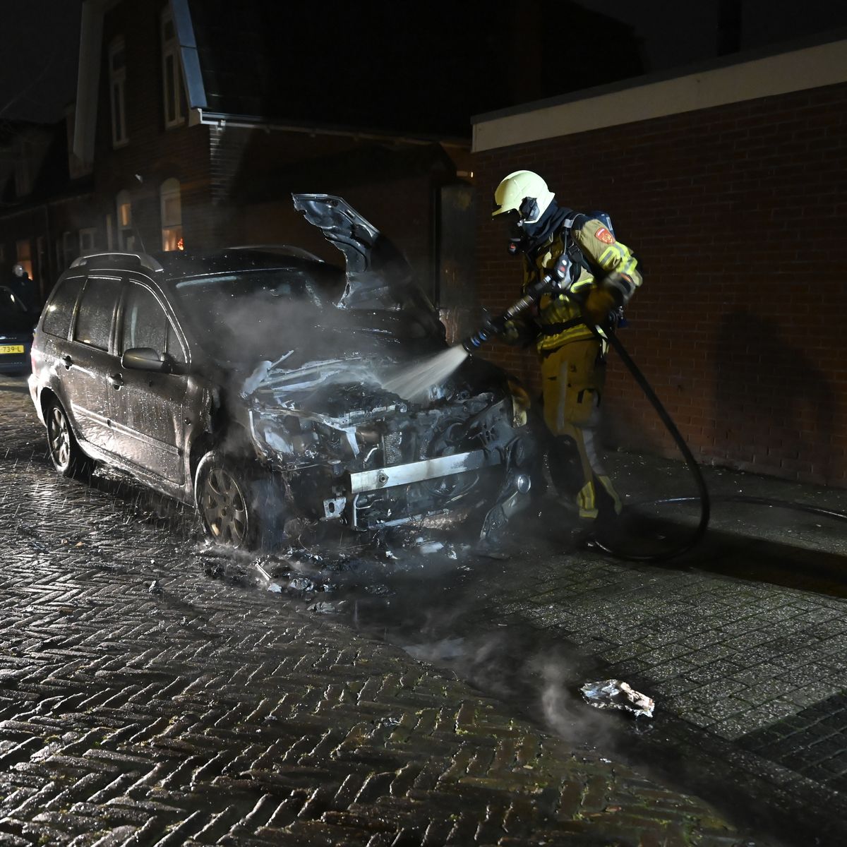 112 Nieuws: Auto brandt uit in Almelo | Blussen op afstand - Oost