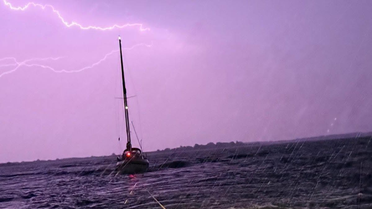 Drie boten in de problemen op het Lauwersmeer - Omrop Fryslân