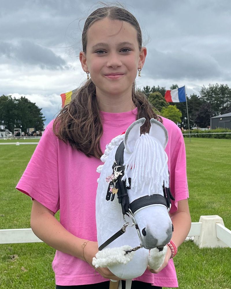 Fleur (10) naar WK Hobbyhorsing: 'Ik pak mijn stokpaardje als ik niet ...