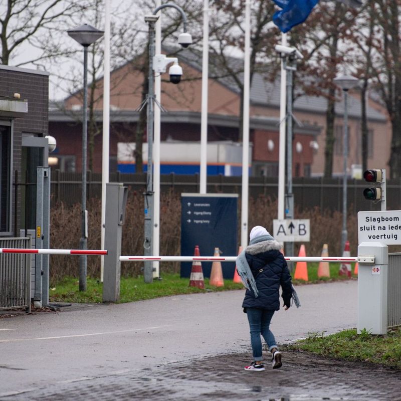 Opnieuw overvol azc Ter Apel: zeshonderd mensen te veel in opvang - RTV ...