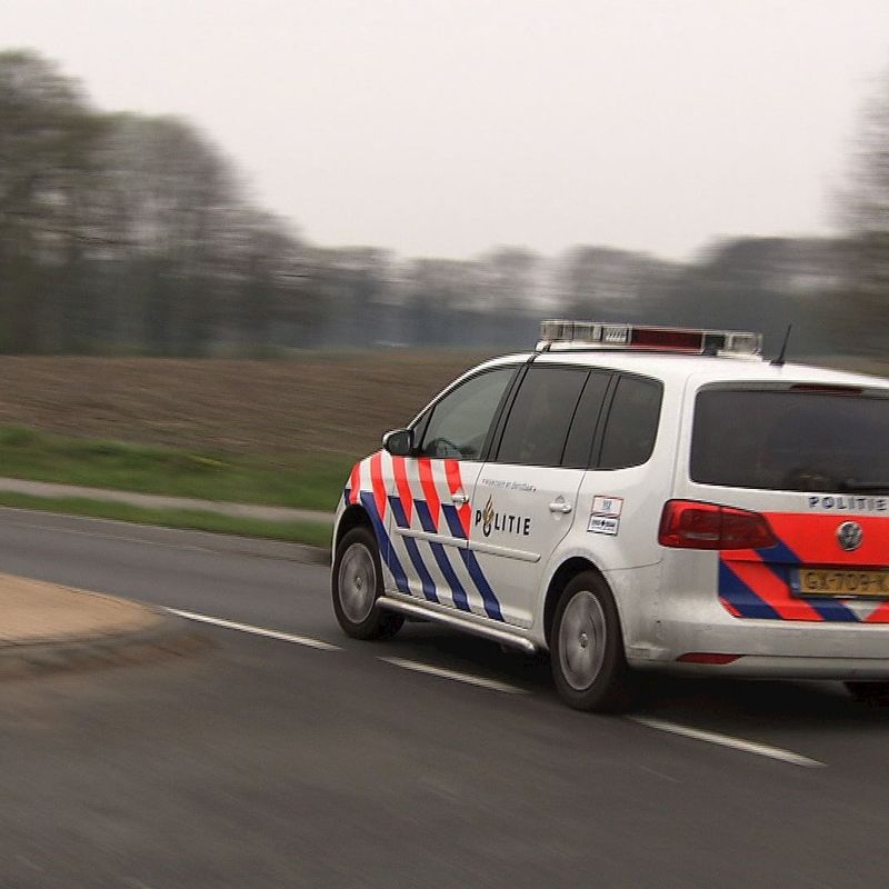 Verkeersbord gegooid naar auto in Heino - Oost