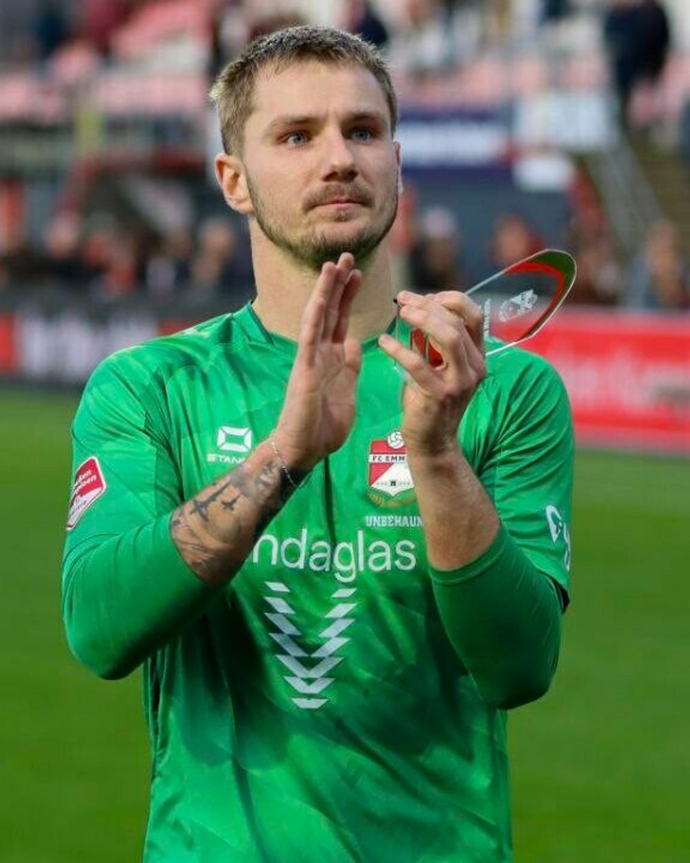 Uitblinkende FC Emmen-keeper Unbehaun is op tijd om dochter op bed te ...