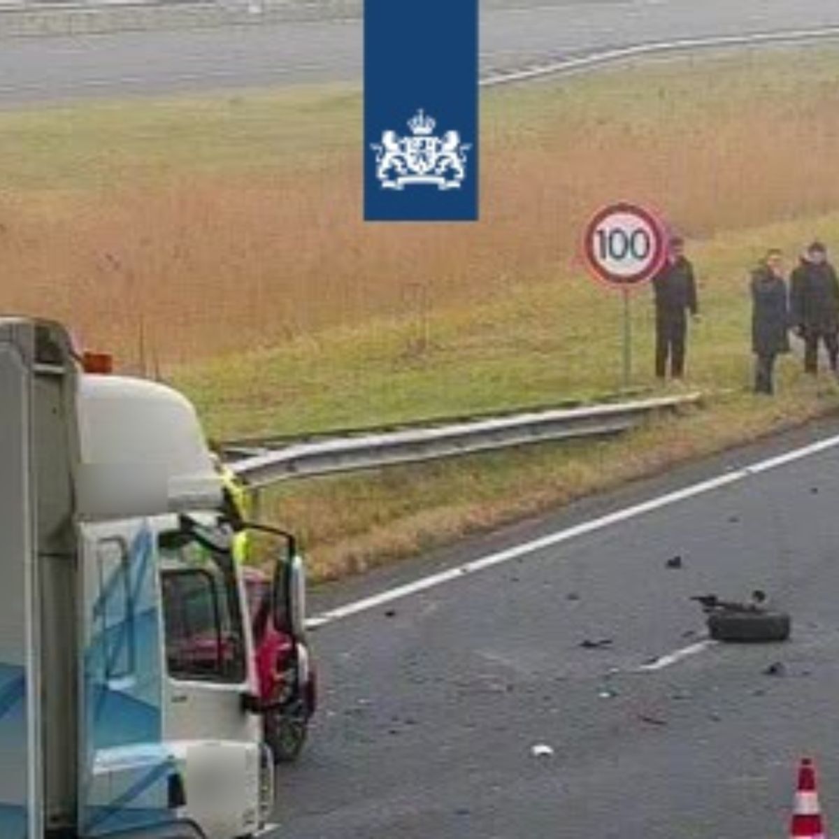 Automobilist rijdt tegen voertuig met pech op A15 en verliest wiel - Rijnmond