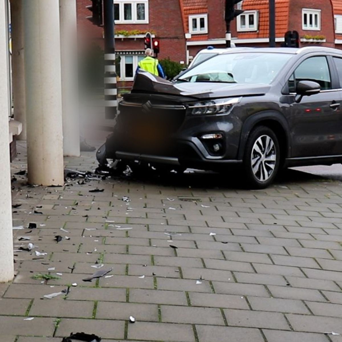 112 Nieuws: Opnieuw auto uit de bocht oprit A28 | Auto botst tegen ...