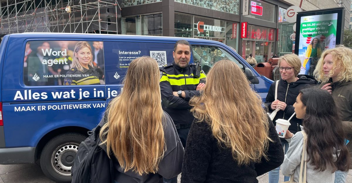 Politie geeft inkijkje in werk in zoektocht naar nieuwe medewerkers: 'Ons wapen is praten' - Den ...