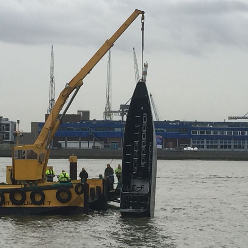 Gezonken speedboot uit Nieuwe Maas gevist - Rijnmond