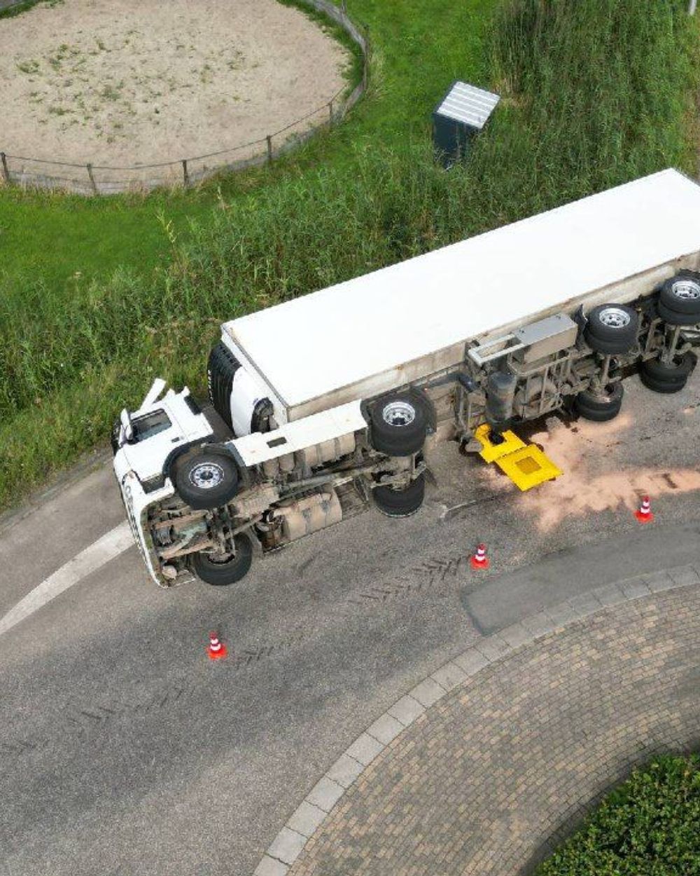 Auto knalt op boom • vrachtwagen omgevallen - Omroep Gelderland