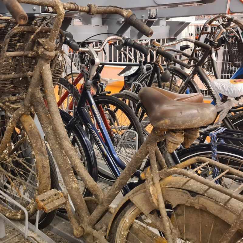 Van wie is deze verroeste fiets in de stalling onder het stadhuis ...
