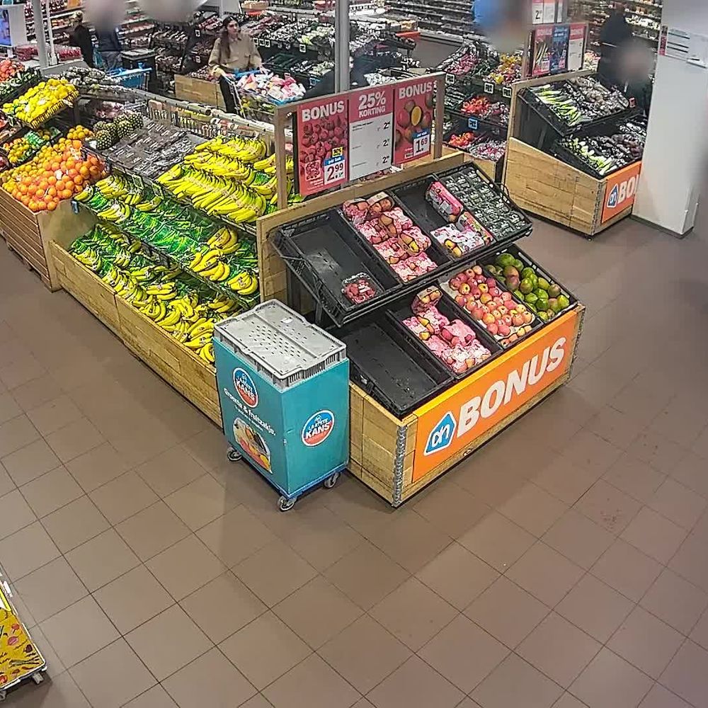 Meiden stelen overvolle winkelkar met boodschappen - RTV Utrecht