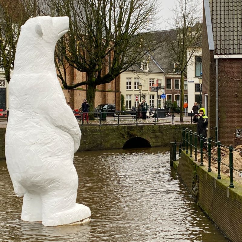 Na Amersfoort houdt Pissende IJsbeer de volgende plaspauze in Groningen ...