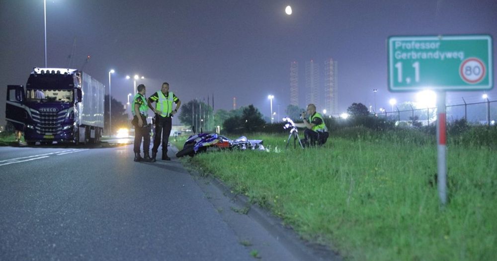 Motorrijder overleden na botsing met geparkeerde vrachtwagen - Rijnmond