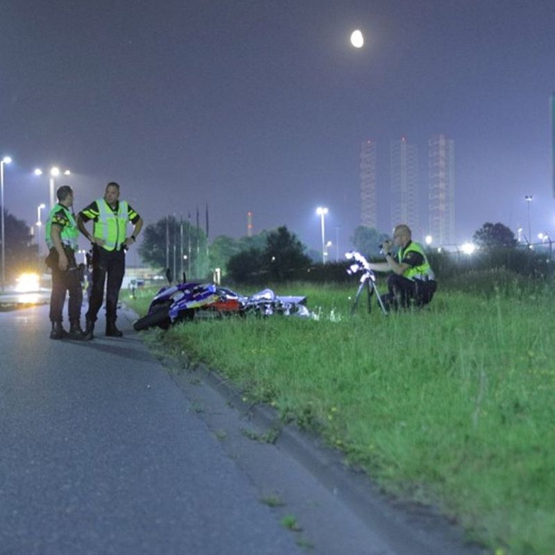 Motorrijder overleden na botsing met geparkeerde vrachtwagen - Rijnmond