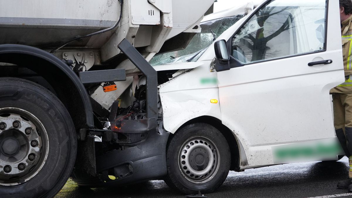 Bestelbus botst achterop vuilniswagen op N862 bij Weiteveen - RTV Drenthe